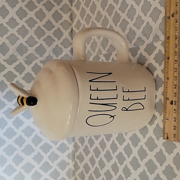 Rae Dunn | Dining | Rae Dunn Queen Bee Mug With Lid | Poshmark